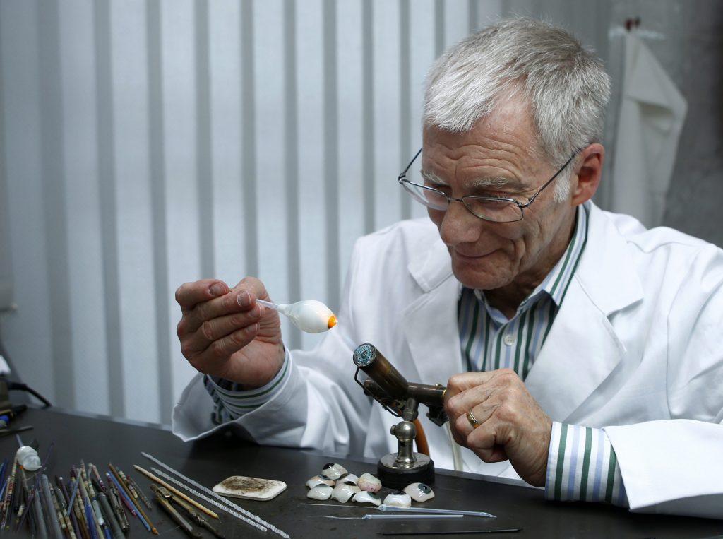 Kunstaugenfertigung seit über 100 Jahren - Arnold Greiner e.K. Institut ...